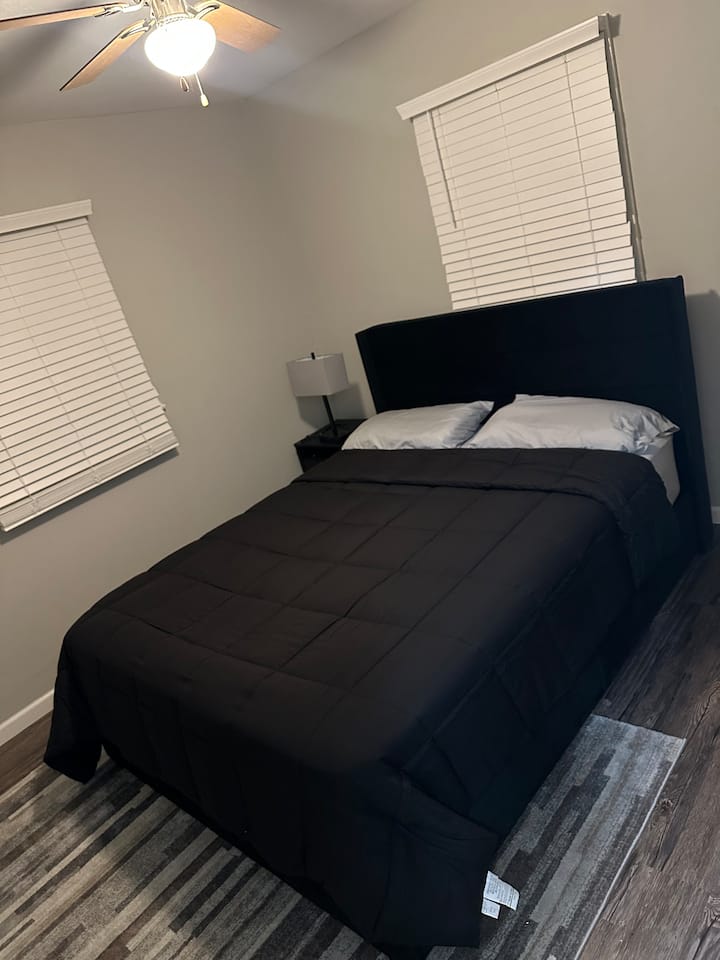 Private Room Near Downtown Sioux Falls - Sioux Falls, SD
