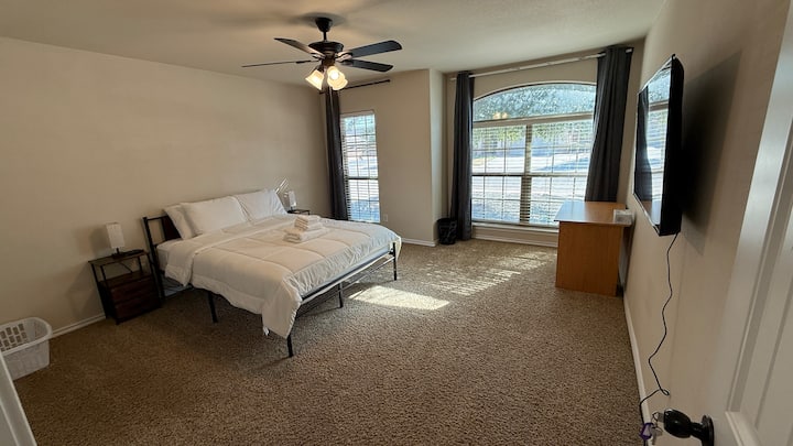 Sunlit Queen Suite A W/ Workspace & Smart Tv - Midland, TX