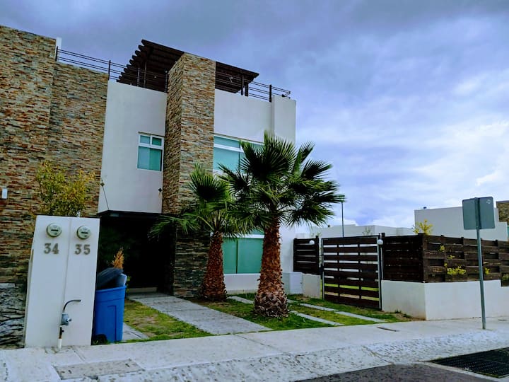 Espaciosa Casa Con Jardín - Querétaro