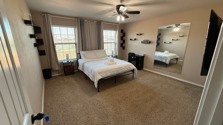 Stylish Queen Suite B | Books, Desk & Big Tv - Midland, TX