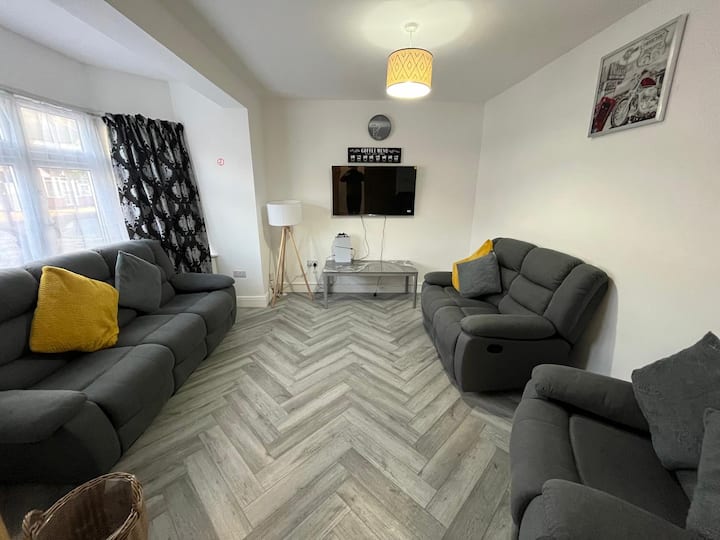 Perfect Space For A Large Family - Enfield