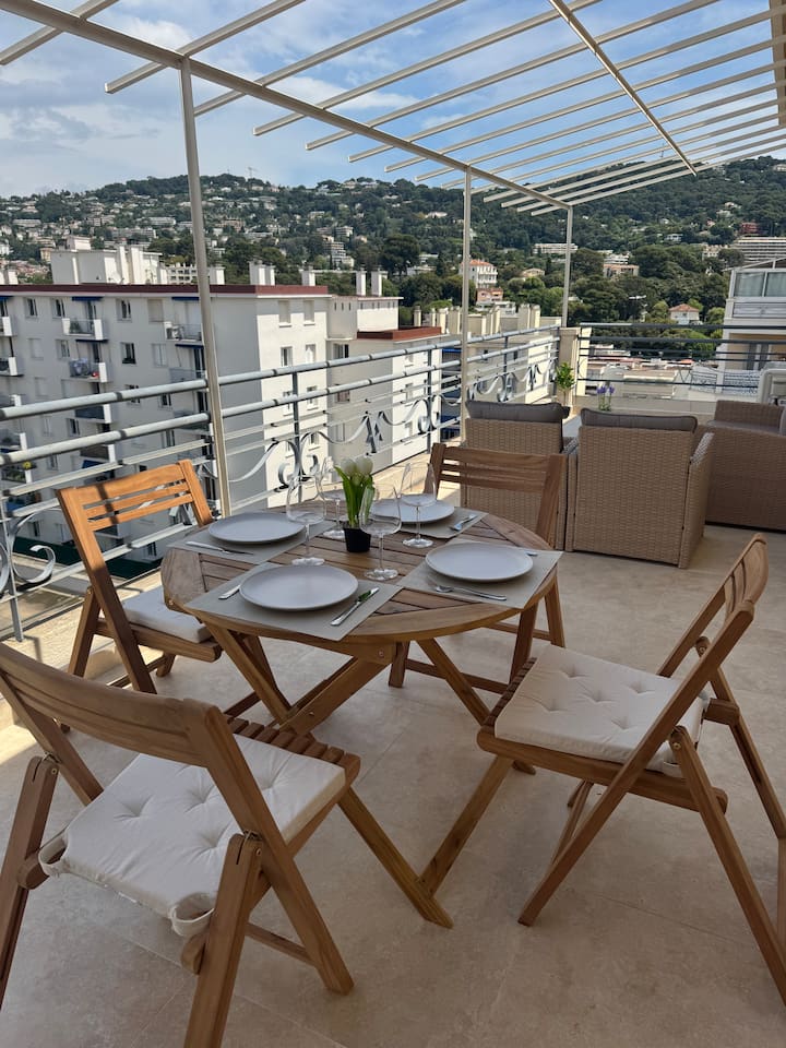 Charmant T2 Rénové Avec Grande Terrasse - Le Cannet