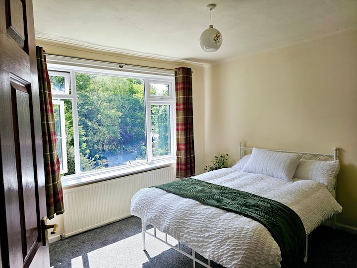 Manjeestha:
Peaceful Room With A Gorgeous View - Macclesfield