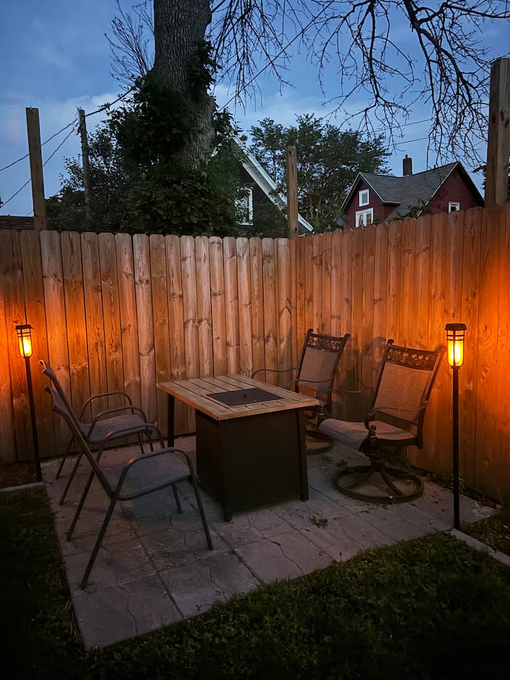 Kadia’s Place-the One With The Private Backyard - Cedar Rapids, IA