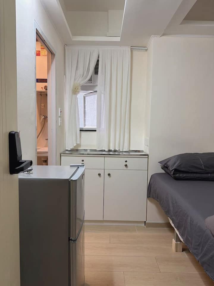 位置香港市中心，長短租，旺中帶靜，樓下美食城，各種飲食方便，步行地鐵站2分鐘，步行巴士站機場2分鐘。 - Hong Kong