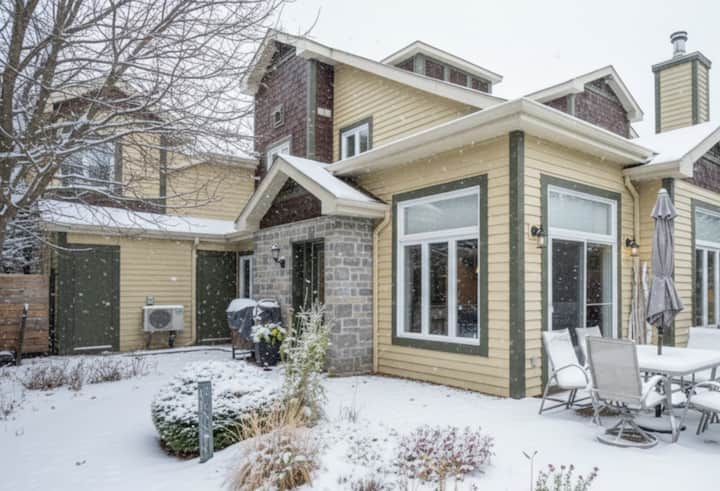 New! Cozy Condo On Golf W/ Fire Pit & Scenic Views - Mont-Tremblant