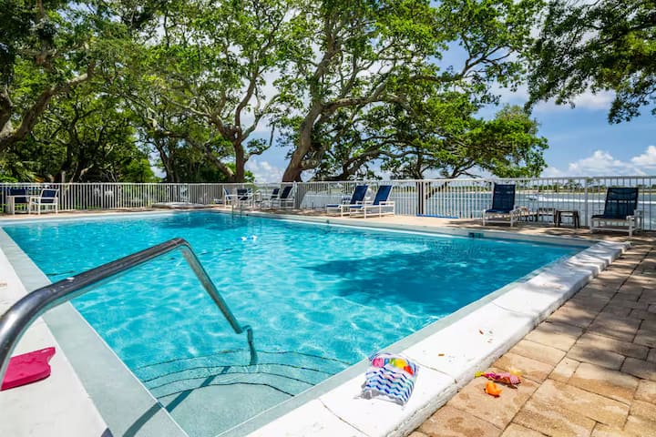 Peaceful Bay Retreat | Water Access, Pool & Dock - Mary Esther, FL