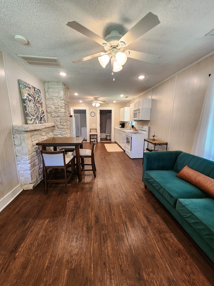 Cave Springs Cottage - Lowell, AR