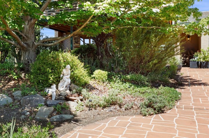 The Garden Hideaway - Mawson - Canberra