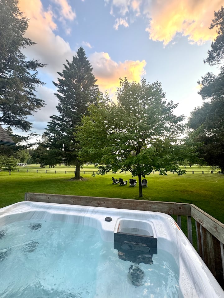 River Paradise + Golf Getaway + Hot Tub + Sleeps 8 - West Glacier, MT