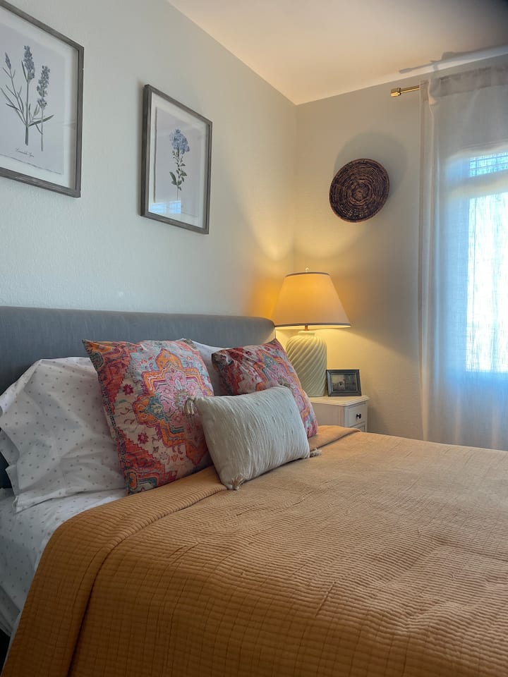 Queen Bed Prvt Bath Garden View - Murrieta, CA