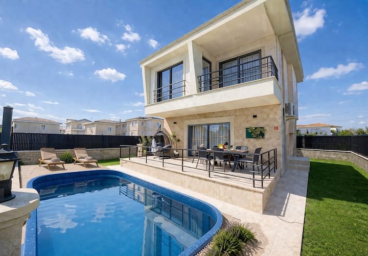 Detached Villa In Ayvalık / Private Pool & Garden - Ayvalık