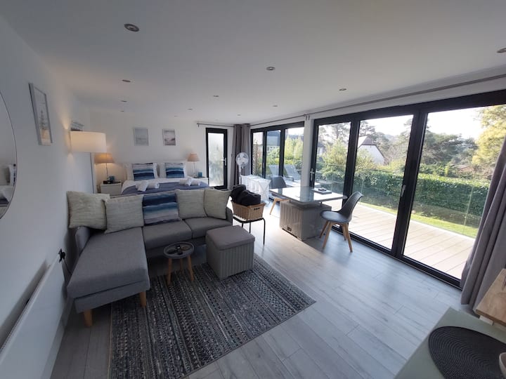 Squirrel's Chase Garden Room - Sandbanks