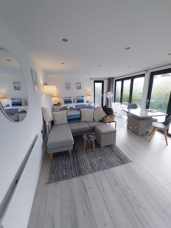 Squirrel's Chase Garden Room - Sandbanks