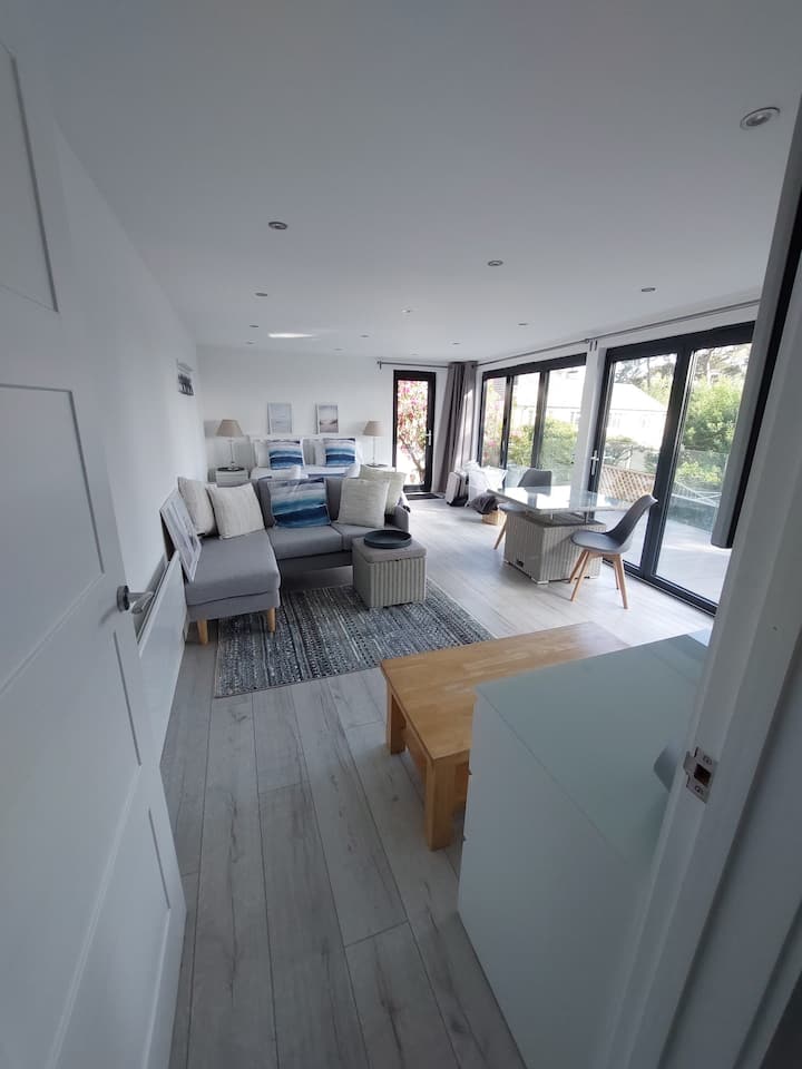 Squirrel's Chase Garden Room - Sandbanks