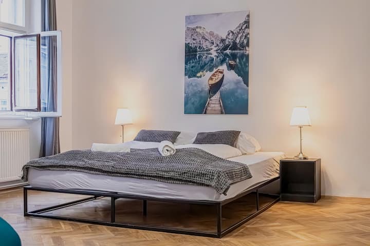 Comfortable 2br Stay | Steps From Stadthalle - Wenen