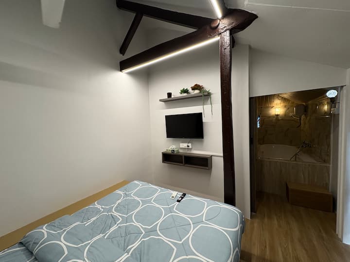 Single Bathtub Studio In Bandra - Mumbai