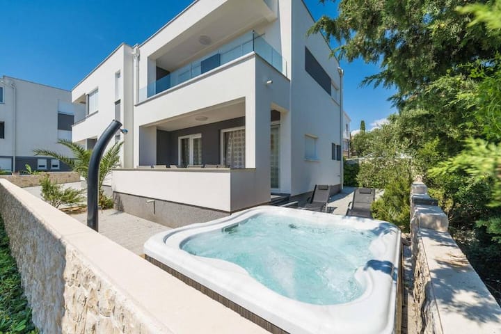 Holiday Home Tomana B With Private Jaccuzi For 18 - Novalja