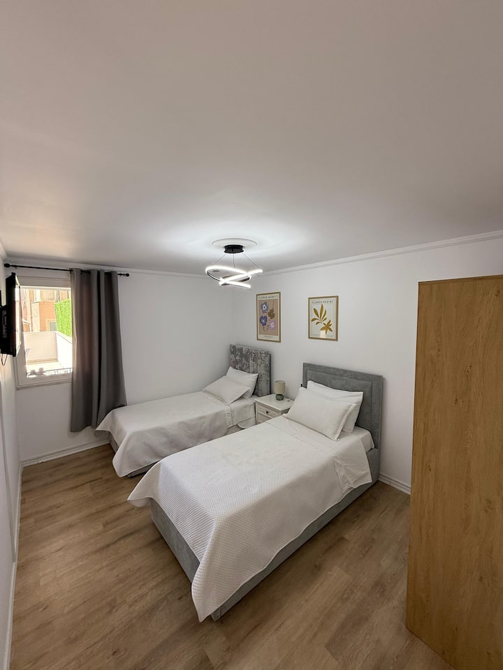 Bright Apt 1 Min From The Sea - Durres