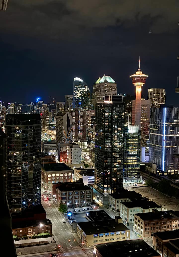 Luxury Condo | 35th Floor | Steps To Dt | Views - Mount Royal University