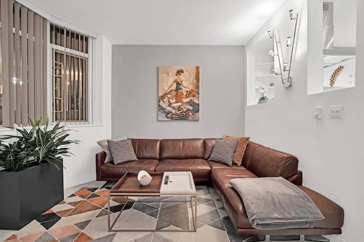 New Listing - Stylish Coal Harbour Townhome - Vancouver