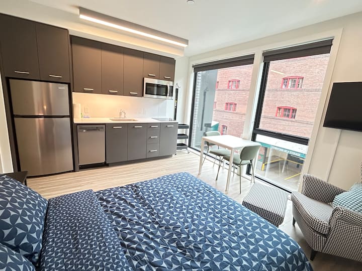 Stylish Studio Sunny And Bright. - Portland, OR