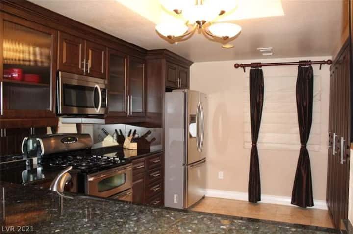 Resort Oasis 2 Blocks From Strip - SeaQuest Las Vegas, Las Vegas