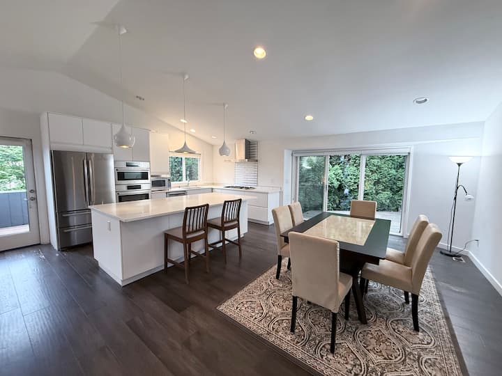 House With Garage / Yard In Quiet Neighborhood - Kirkland, WA