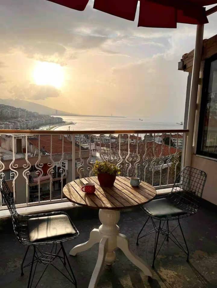 Tarihi Konakta Eşsiz Deniz Manzaralı Teraslı Daire - Izmir