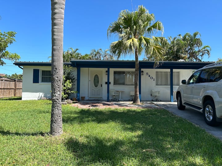 City Seaside Cottage House - Pinellas Park, FL