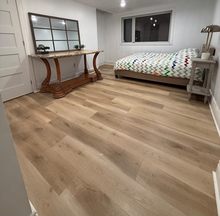 A Big Room With Master Bathroom - Pointe-Claire