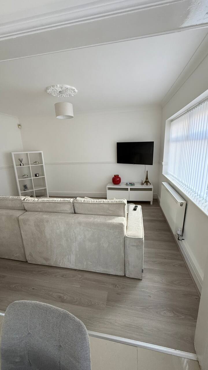 Anfield Matchday Spot – 7 Guests + Free Parking - Wirral