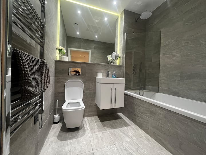 Large 2 Bedroom 2 Full Bathroom - St Albans