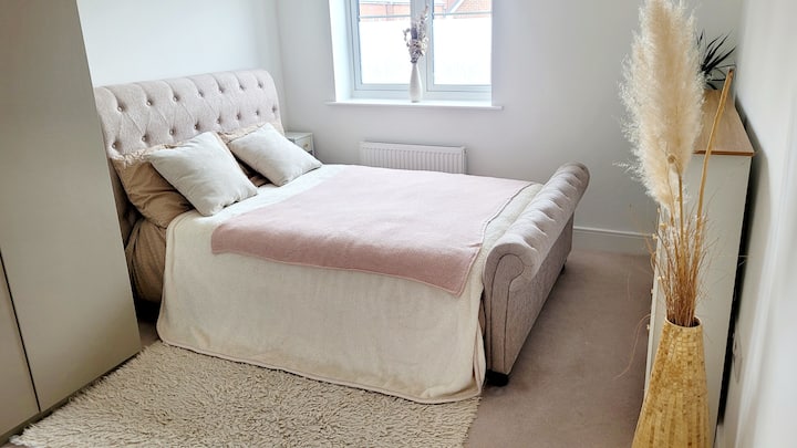 Cosy, Bright And Clean + Ensuit - Painswick