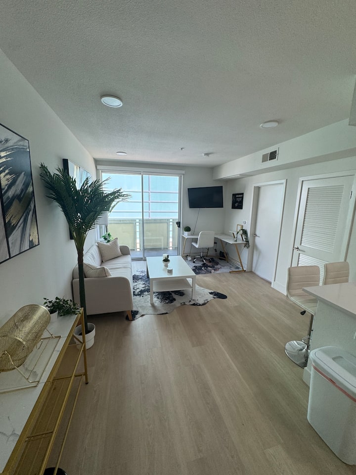 Santa Monica Palace - Santa Monica, CA