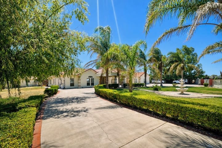 Bright & Spacious 4 Bedroom Retreat - Tracy, CA