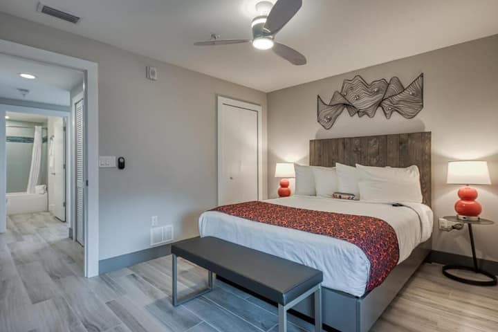 Waterfront Room Perfect For Sunset Beachwalk - St. Pete Beach, FL