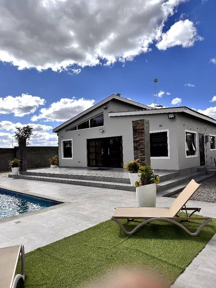 Sunset Golf View Villa - Zimbabwe