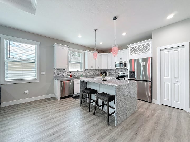 2025 Rebuilt Huge Home • Chef Kitchen • Sleeps 12 - Tampa Bay, FL