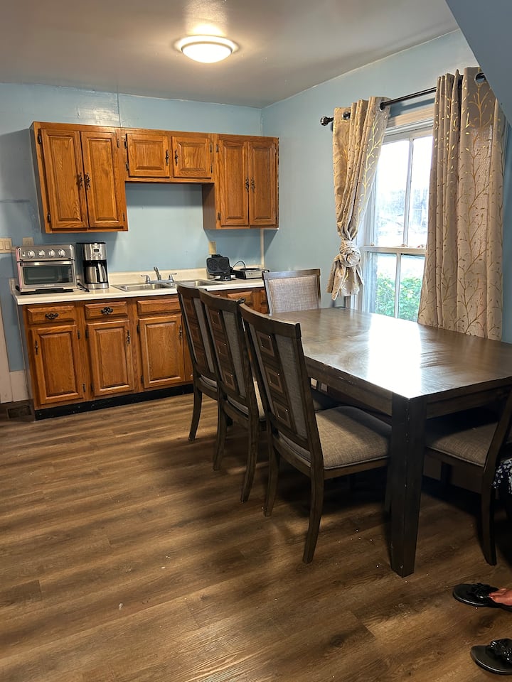 Spacious 5 Bedroom Apartment Near Niagara Falls - Niagara Falls, NY
