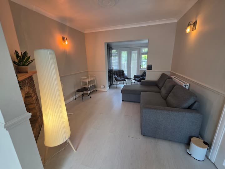Family Retreat| Large Garden|sleeps 7| Summerhouse - Birmingham
