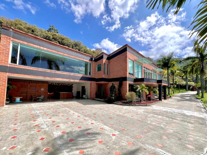 Poblado Villa: Great Views/nature/jacuzzi/security - Medellín