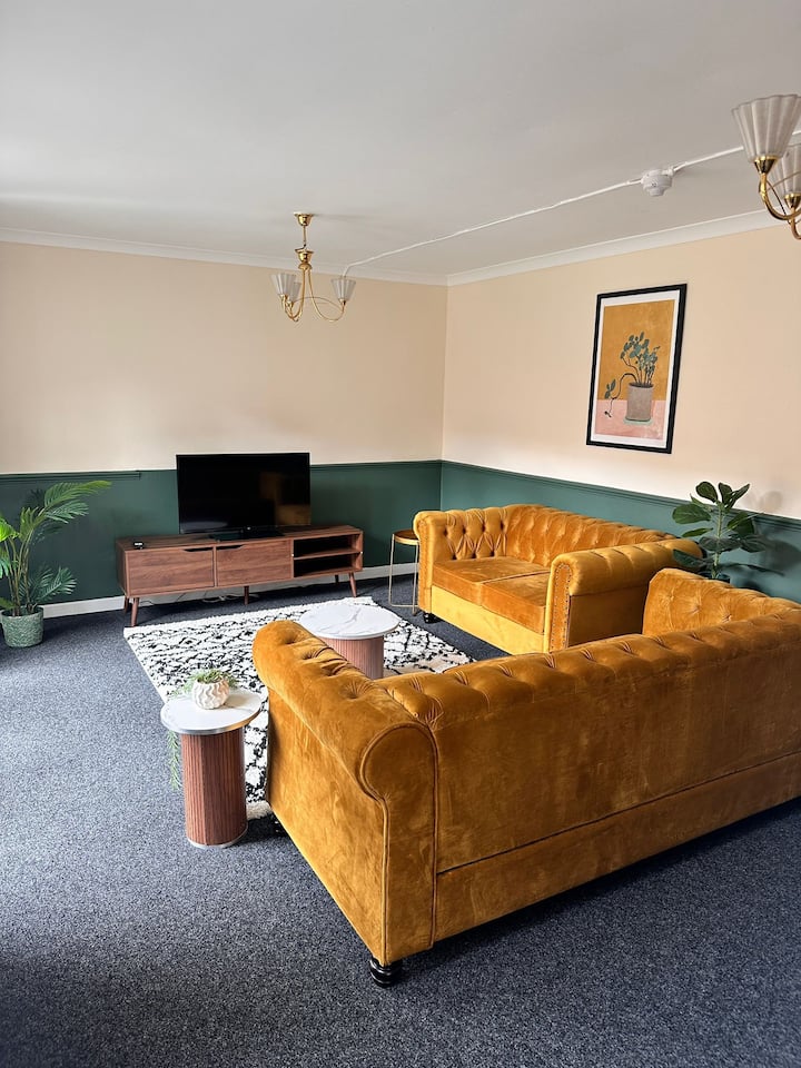 3br House • Sleeps 6 • West End Sights + Driveway - Glasgow