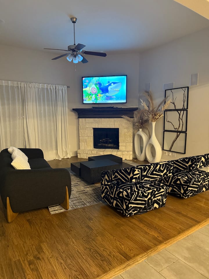 Modern 3br Home W/ Hot Tub - Little Elm, TX