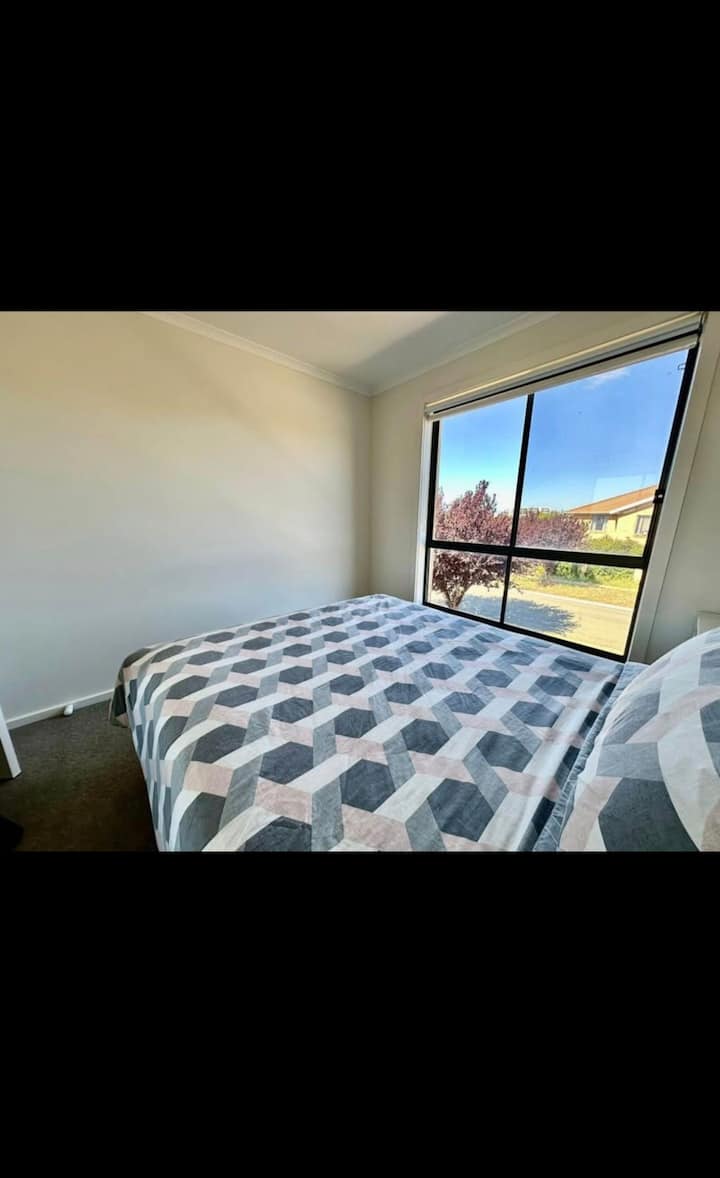 Room In A Well-connected House - Canberra