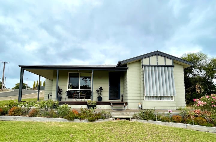 Owl House On The Corner - Kingscote