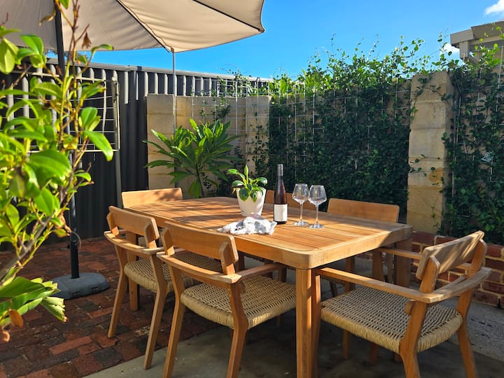 Monty’s Cottage - Front And Rear Home - Fremantle