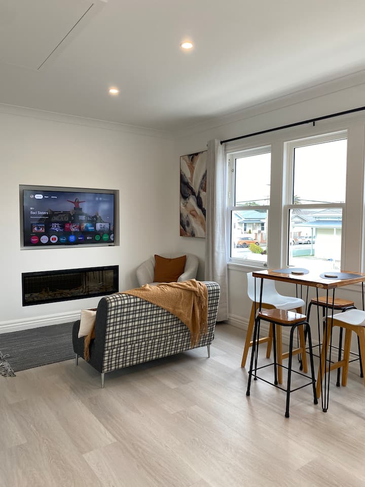 Relax In Style At "The Adelaide Petone" - Lower Hutt