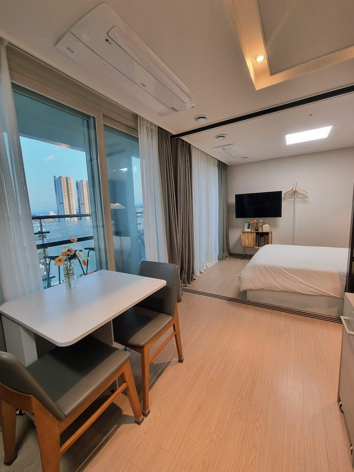 25-[호텔+펜션] [연박할인]등대해변 써밋베이 1.5룸, [하프오션뷰, 하버뷰] - Sokcho-si