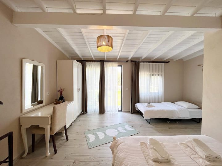 Bahçeye Açılan 3 Kişilik Odamız - Bozcaada